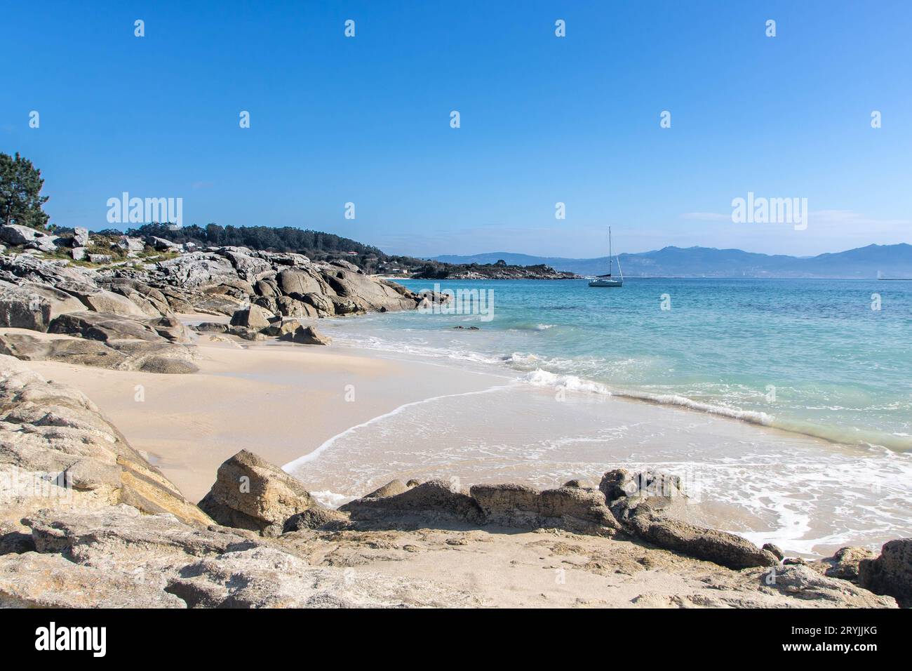 Daytime nature beautiful shore beach hi-res stock photography and ...