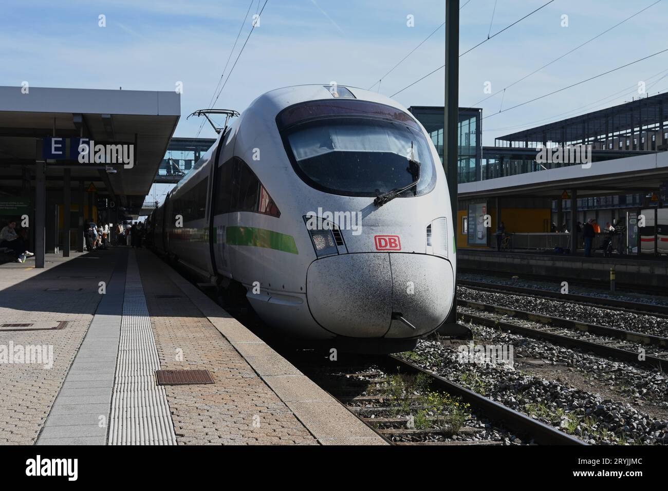 DB Deutsche Bahn. Zugverspätung von ICE 2508, Intercity Express von ...