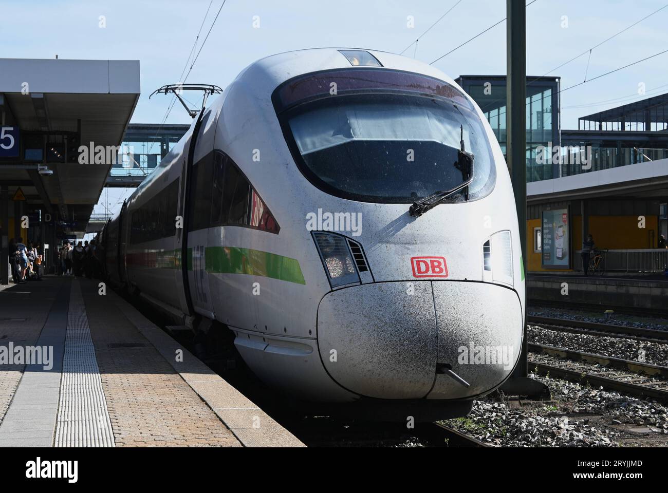 DB Deutsche Bahn. Zugverspätung von ICE 2508, Intercity Express von ...