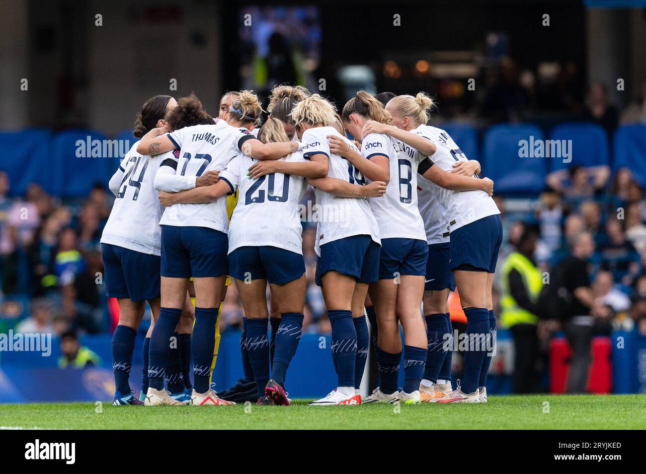 Tottenham hotspur players huddle hi-res stock photography and images ...