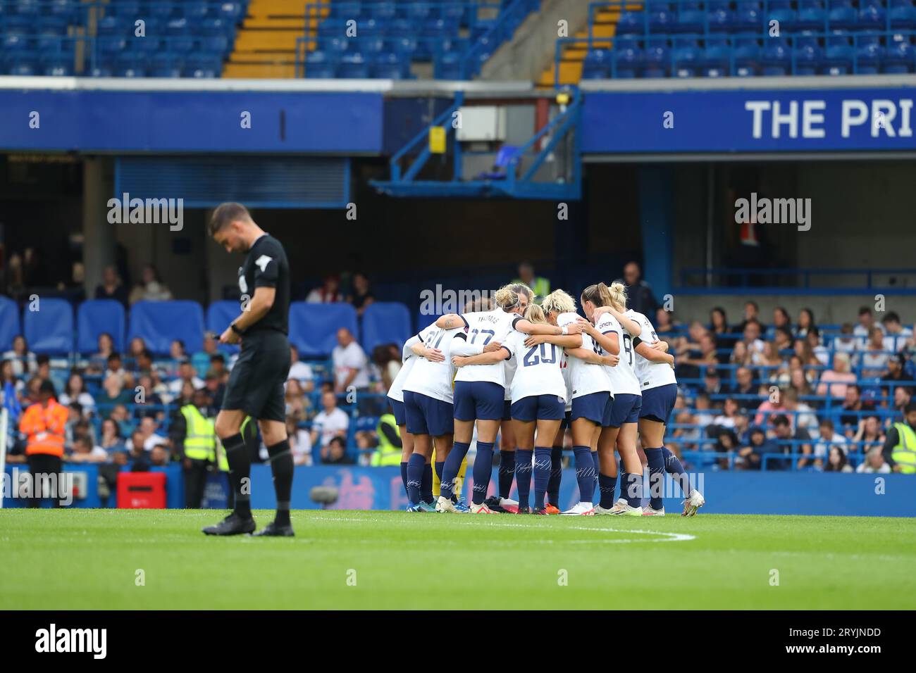 Tottenham hotspur players huddle hi-res stock photography and images ...