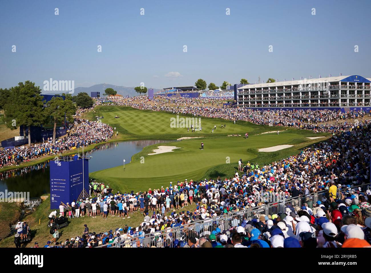 General view of the 16th green hi-res stock photography and images - Alamy