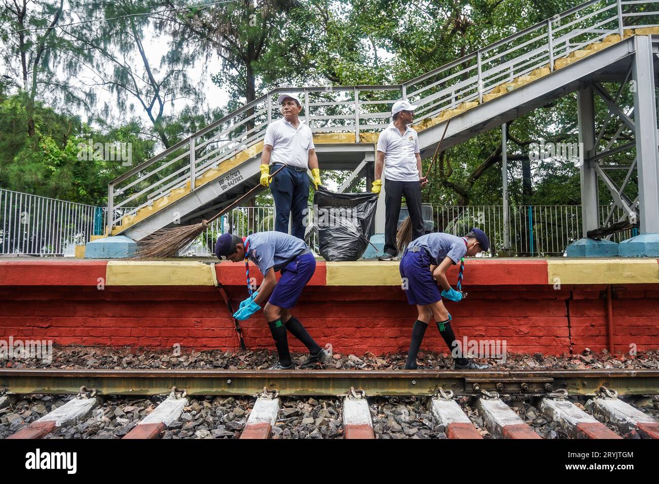 Kolkata, India. 01st Oct, 2023. Students clean the side of the rail ...