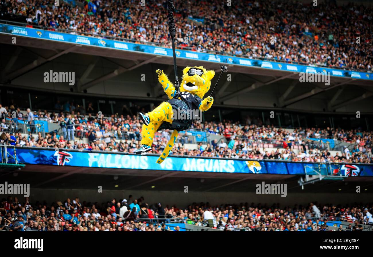 Jacksonville Jaguars mascot Jaxson de Ville bungee jumps off the roof ...