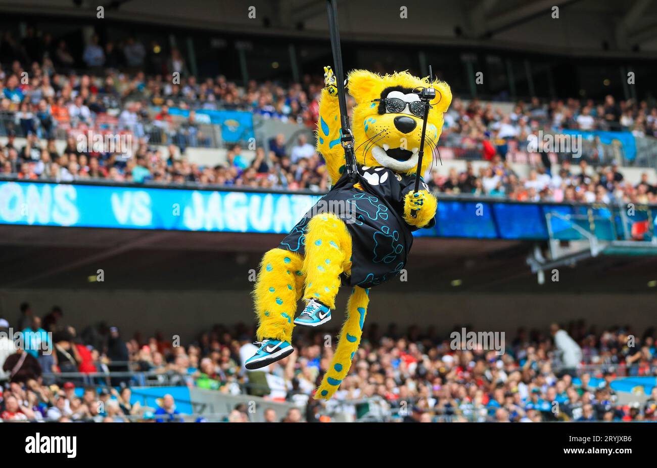 Jacksonville Jaguars mascot Jaxson de Ville bungee jumps off the roof ...