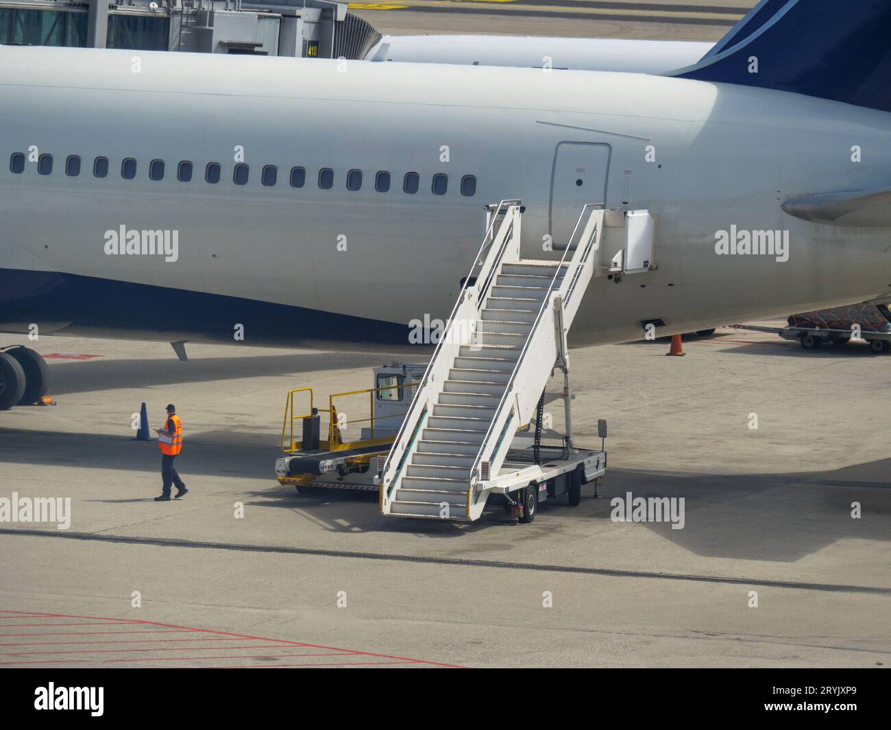 Passenger boarding tunnel hi-res stock photography and images - Alamy