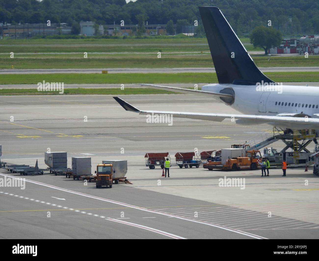 Plane food trolley hi-res stock photography and images - Alamy
