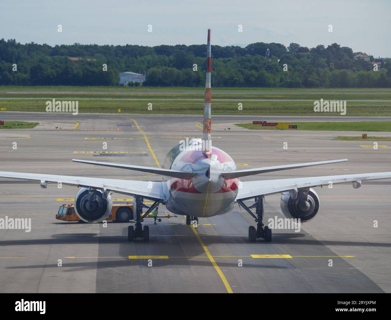 Rear view jet airliner on hi-res stock photography and images - Alamy