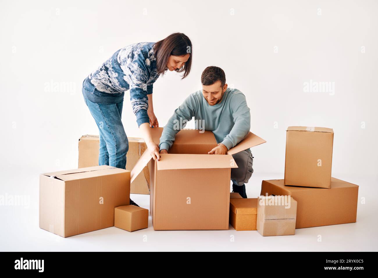 Family unpacking moving boxes hi-res stock photography and images - Alamy