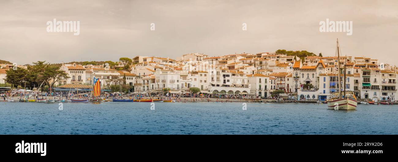 Cadaques seafront beach hi-res stock photography and images - Alamy