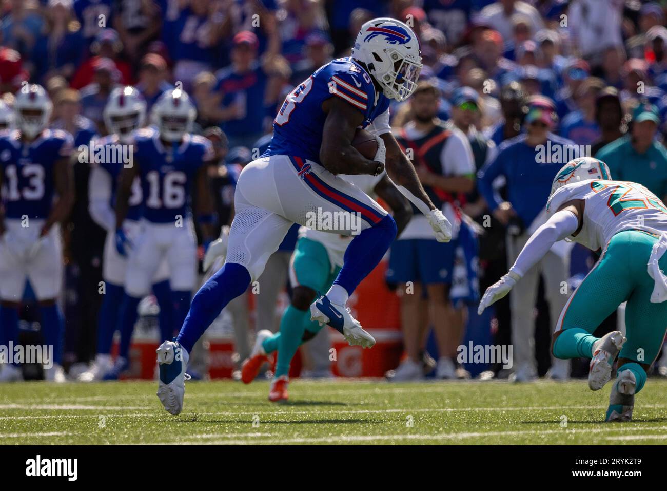 Buffalo Bills running back Latavius Murray (28) rushes during an NFL ...