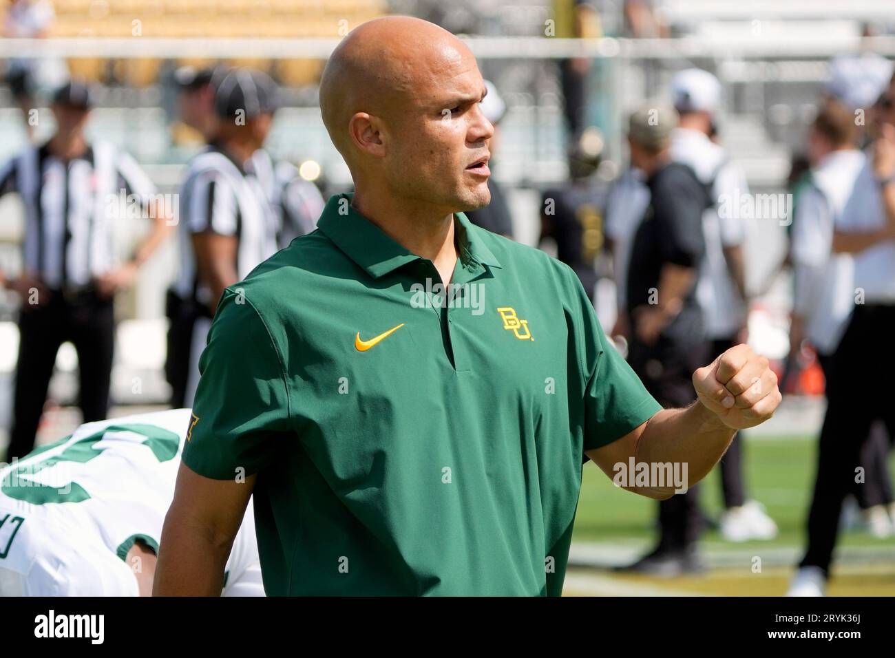 Baylor head coach Dave Aranda, center, watches players warm up before ...