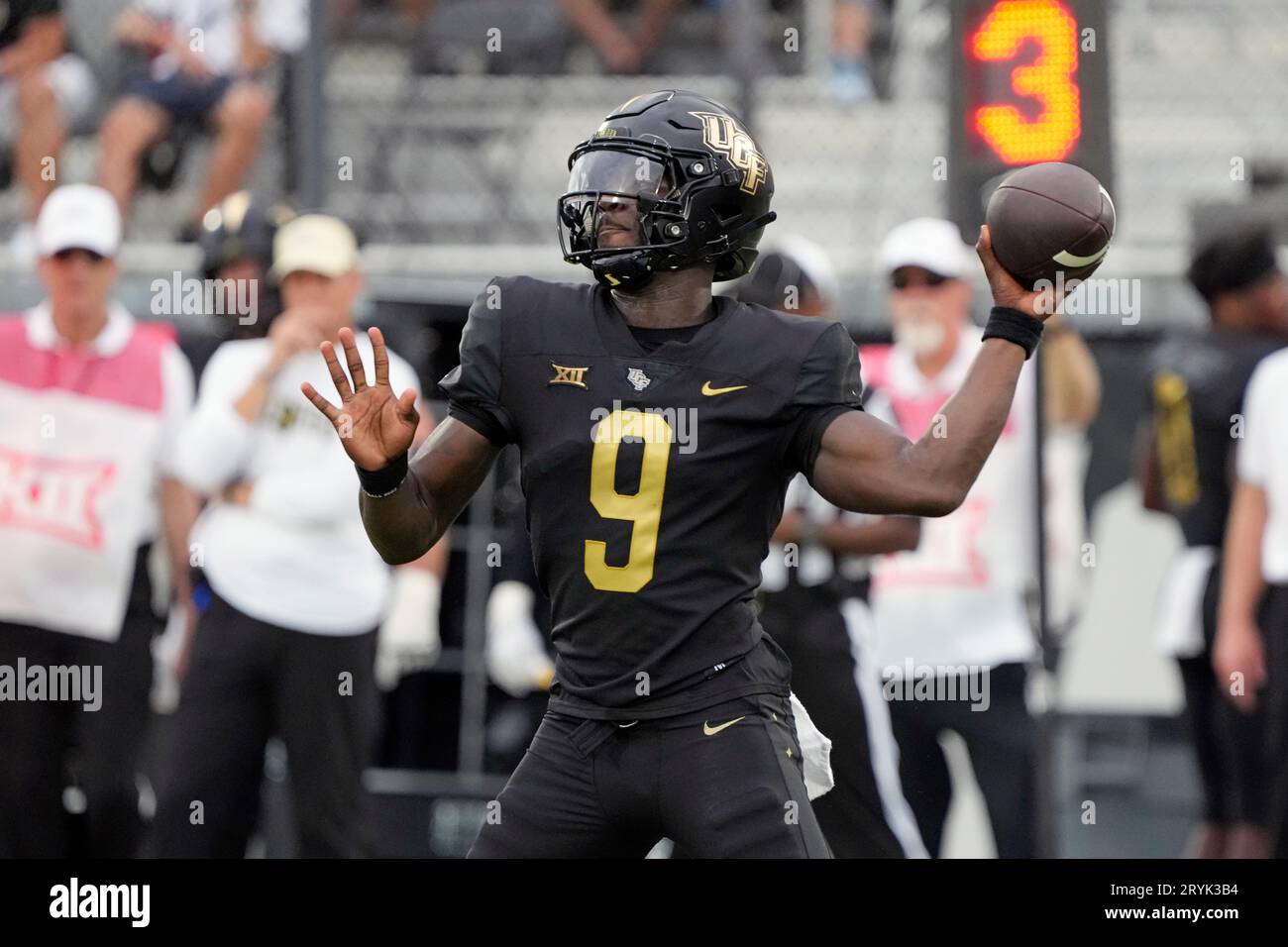 Central Florida quarterback Timmy McClain (9) looks for a receiver ...