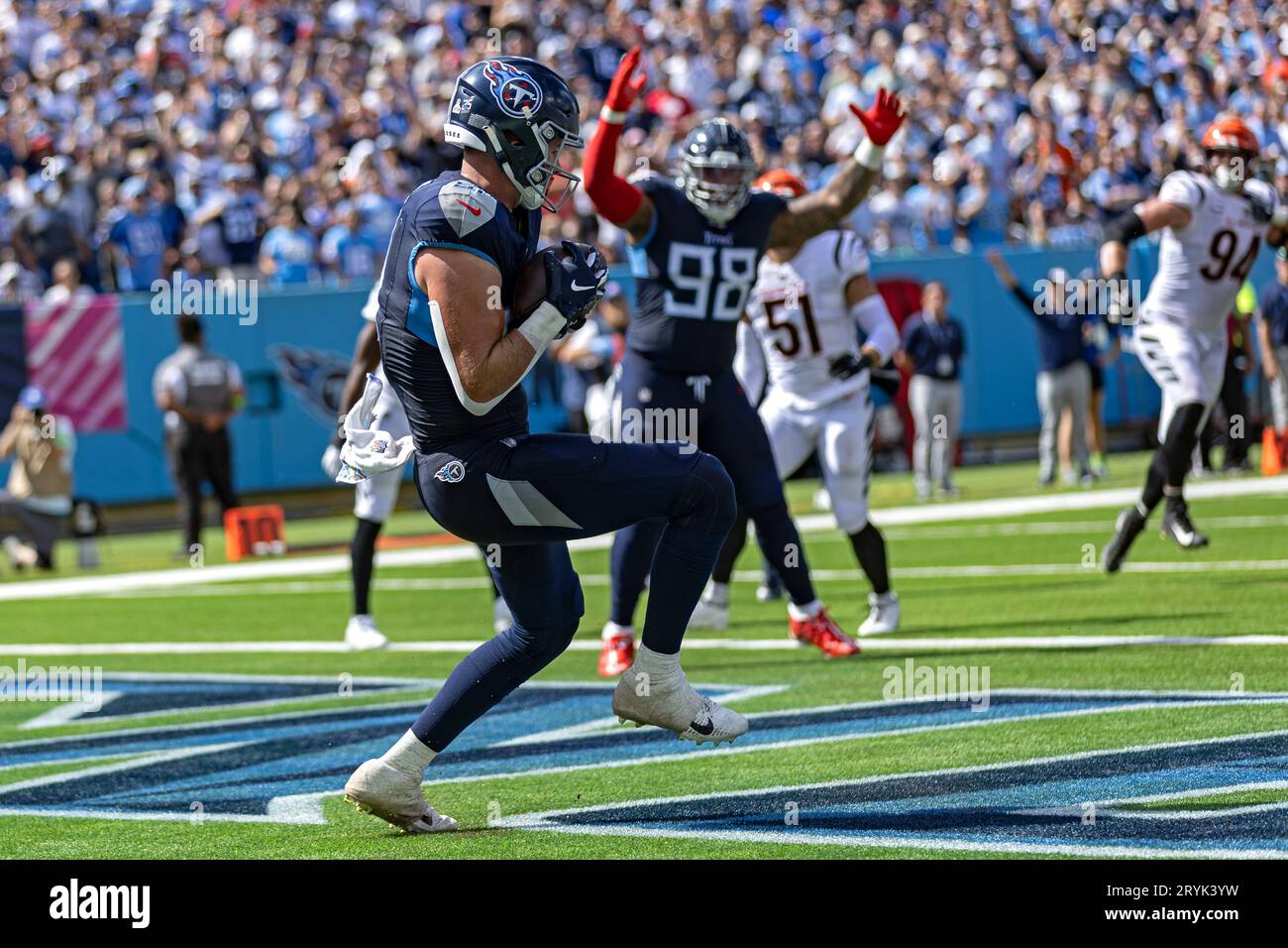 Tennessee tight end Josh Whyle (81) catches a pass from running back ...