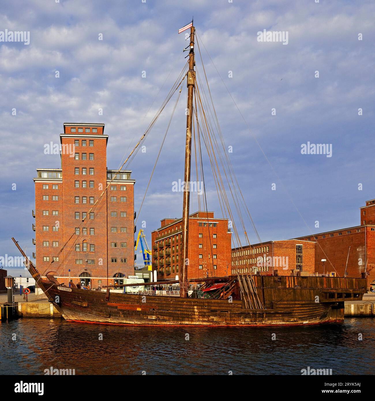 Poeler Kogge Wissemara in front of old warehouses, Alter Hafen, Wismar ...