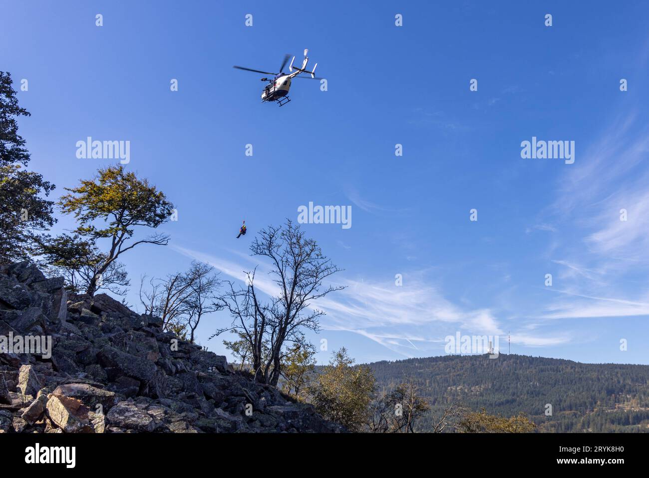 Bergwacht und Polizei üben Luftrettung Ein Hubschrauber des hessischen ...