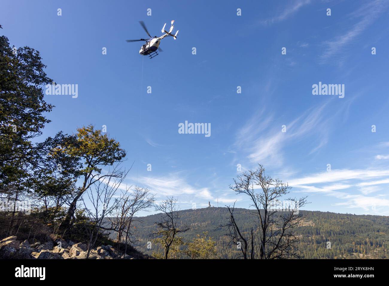 Bergwacht und Polizei üben Luftrettung Ein Hubschrauber des hessischen ...