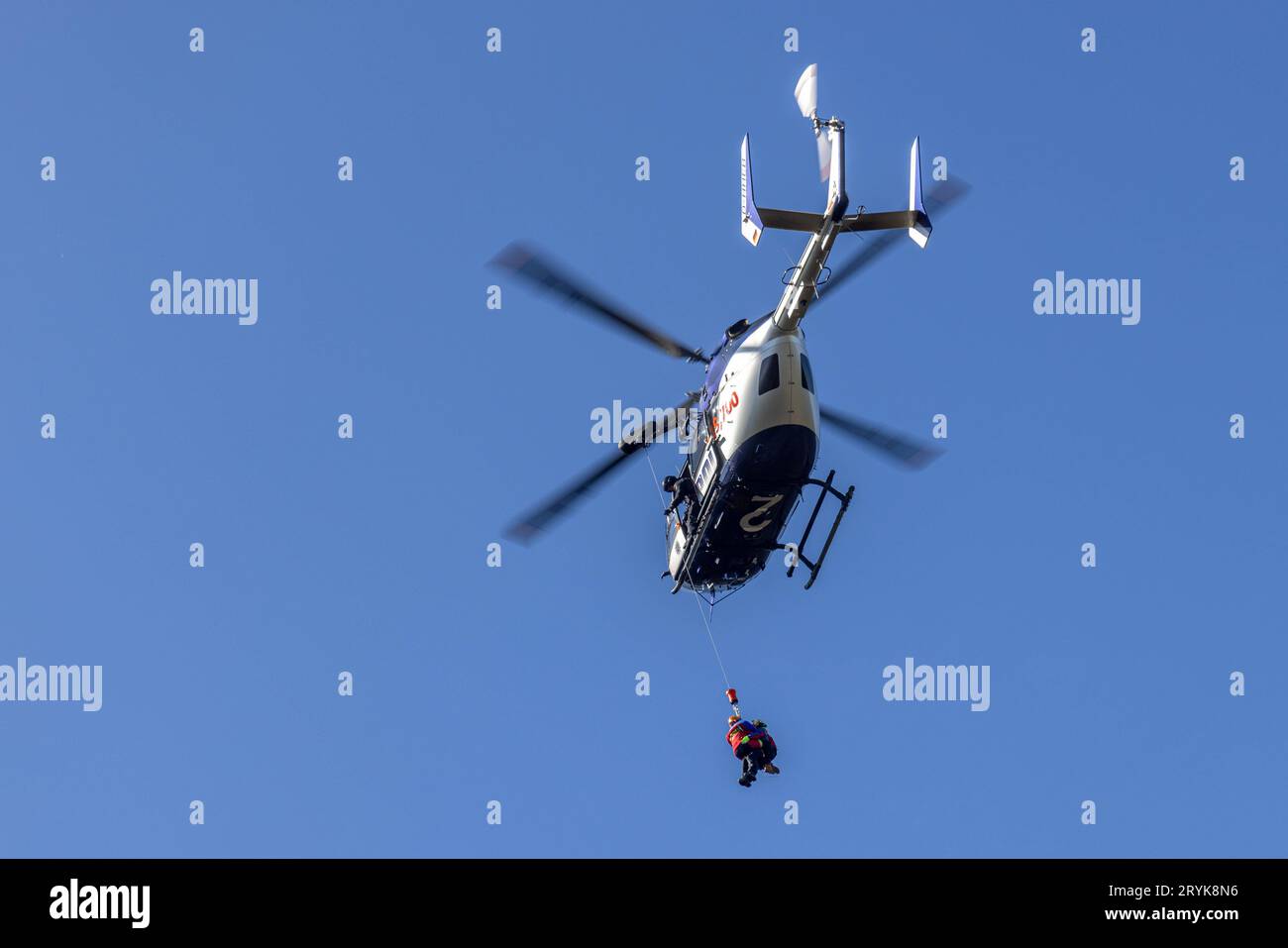 Bergwacht und Polizei üben Luftrettung Ein Hubschrauber des hessischen ...