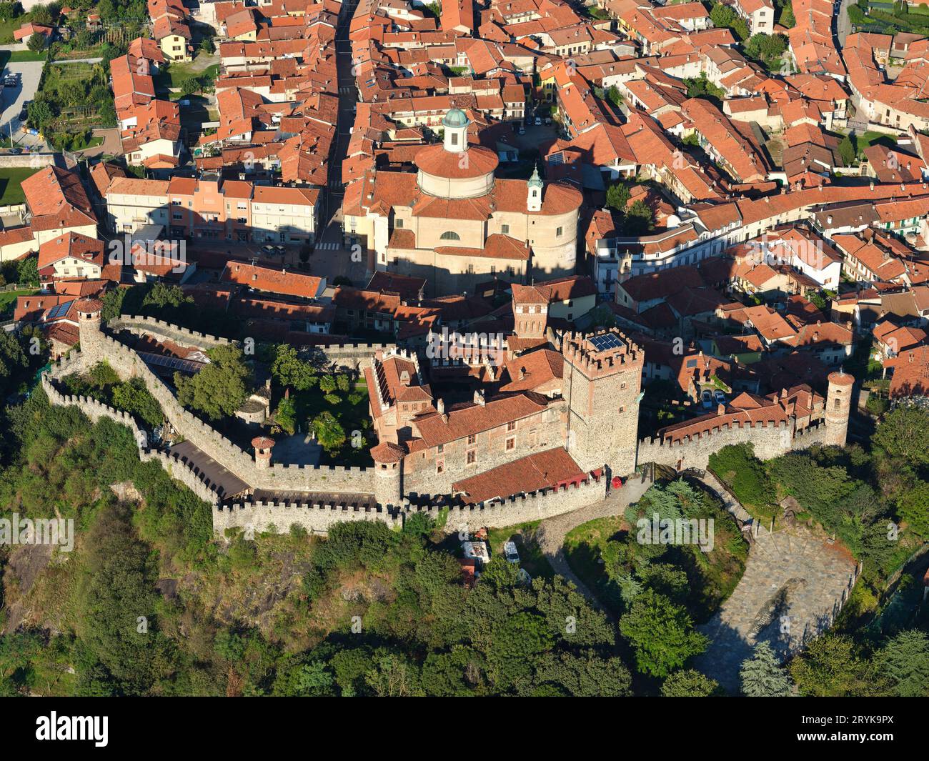 Italy medieval castle turret hi-res stock photography and images - Alamy