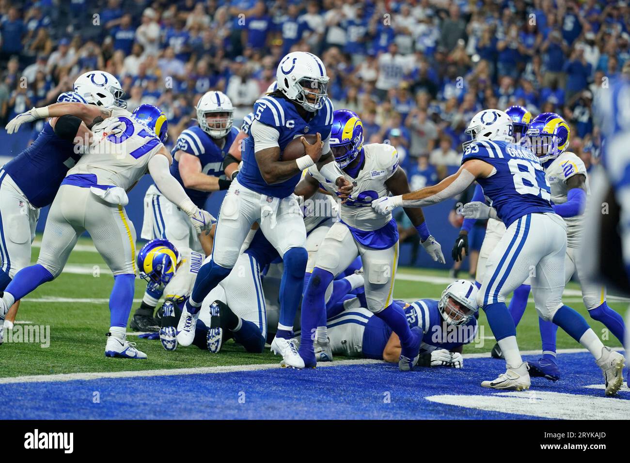 Indianapolis Colts quarterback Anthony Richardson, center, scores a ...