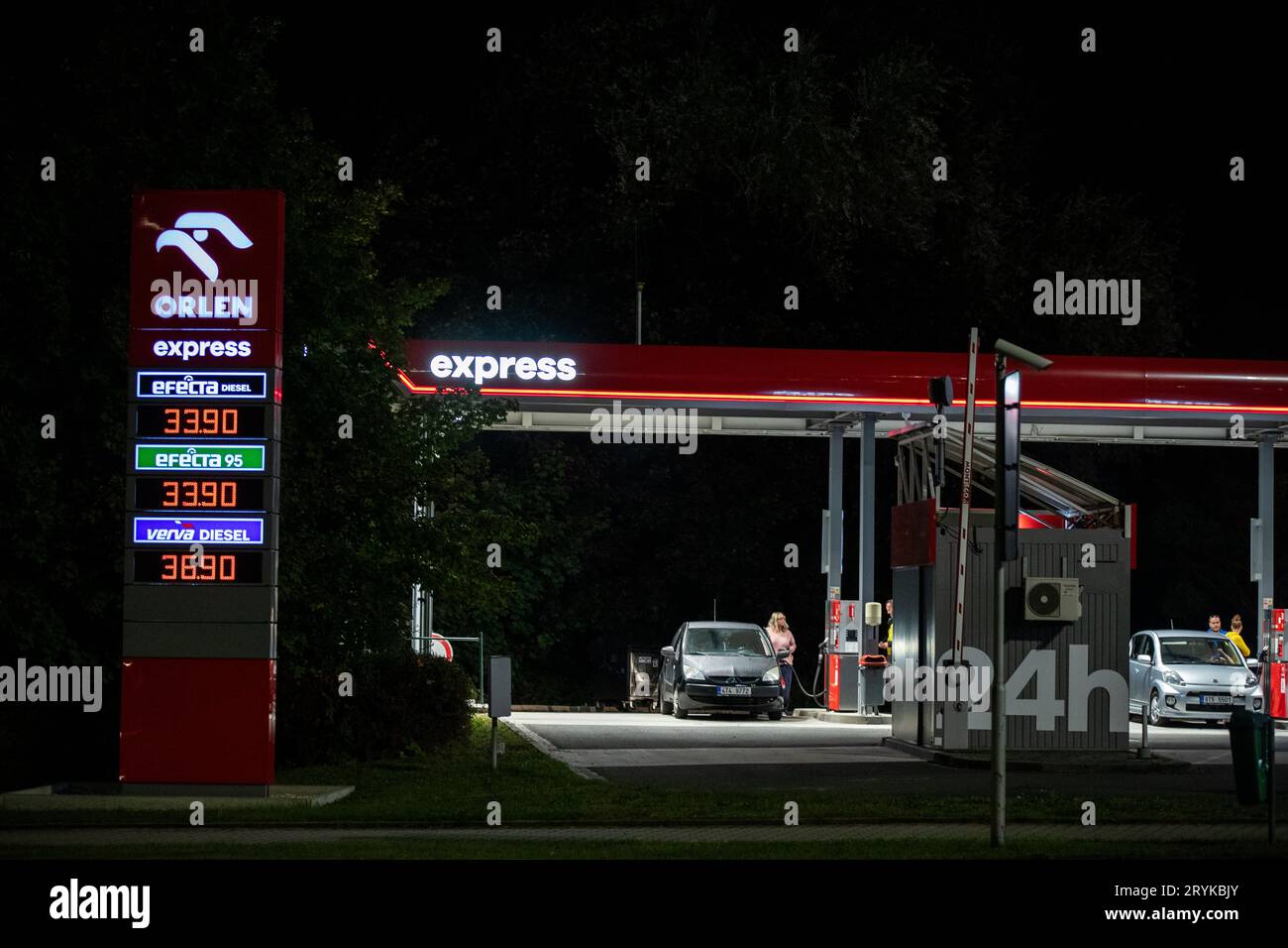 Fill up stations hi-res stock photography and images - Alamy