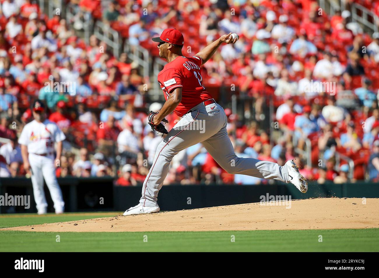 Cincinnati Reds starting pitcher Hunter Greene (21) throws during the ...