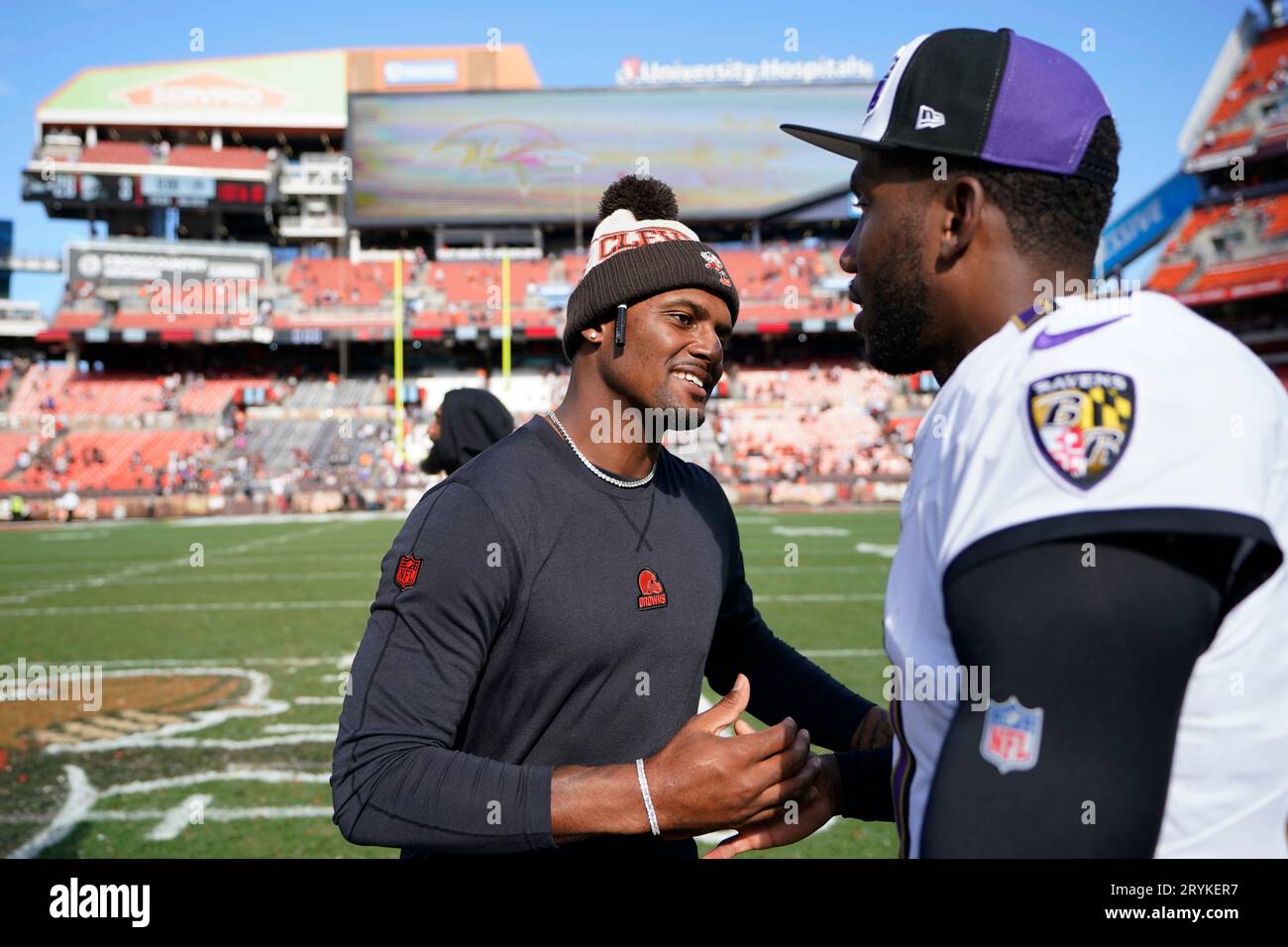 Cleveland Browns quarterback Deshaun Watson, left, shakes hands with ...