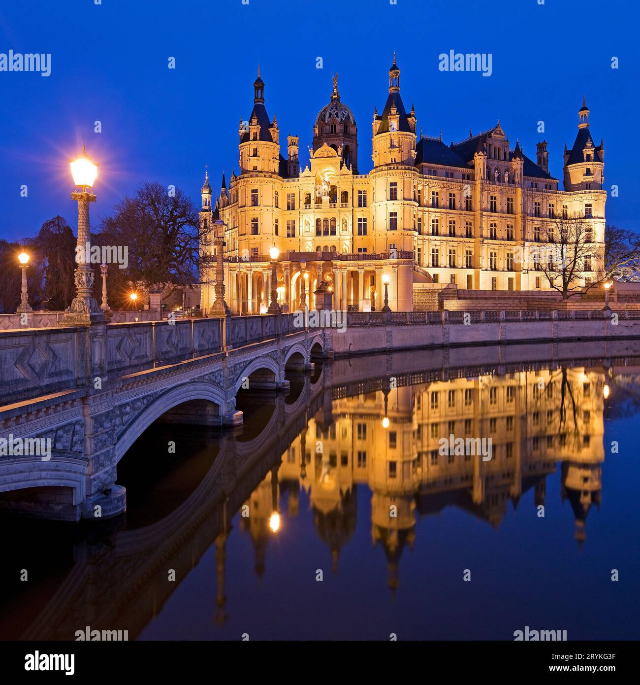 Illuminated Schwerin Castle in the evening, Schwerin, Mecklenburg-West ...