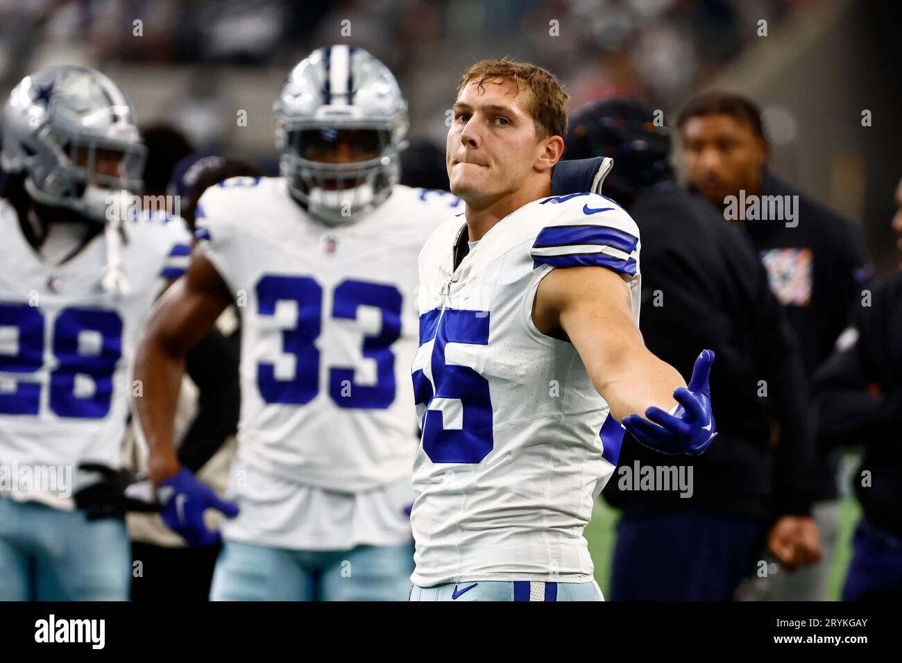 Dallas Cowboys linebacker Leighton Vander Esch talks with teammates ...