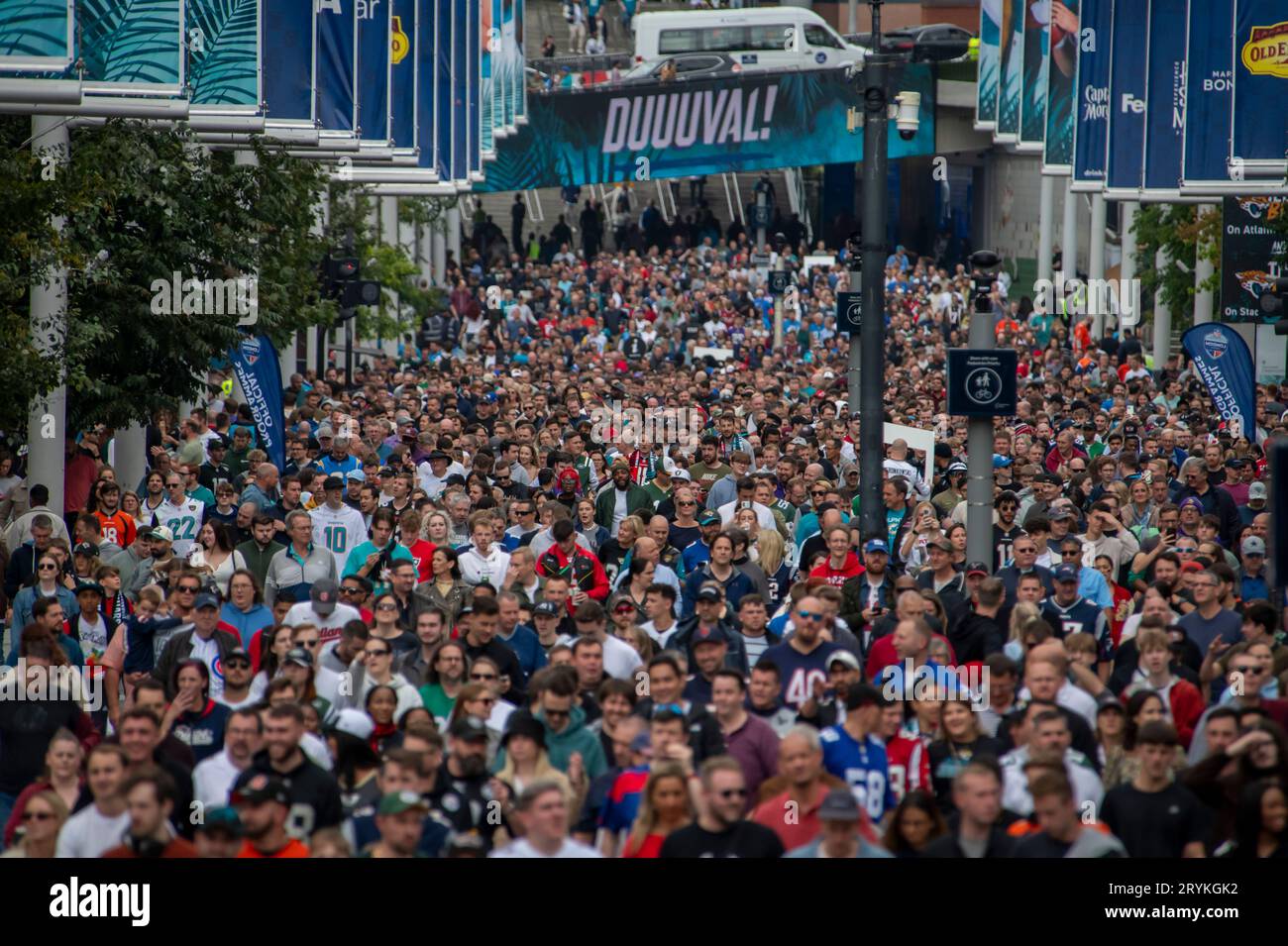 Football crowds hi-res stock photography and images - Alamy
