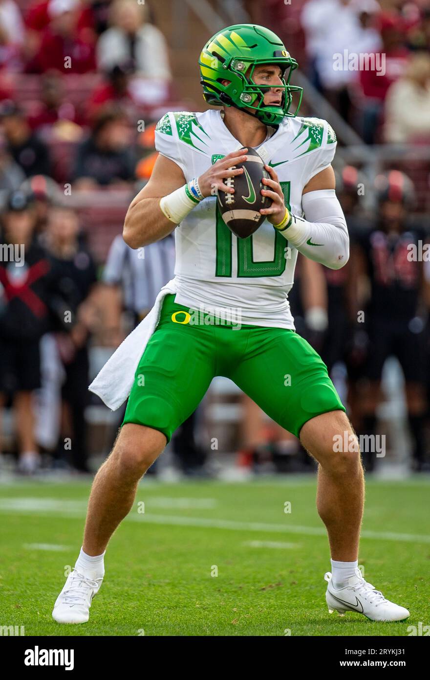 September 30 2023 Palo Alto, CA USA Oregon quarterback Bo Nix (10 ...