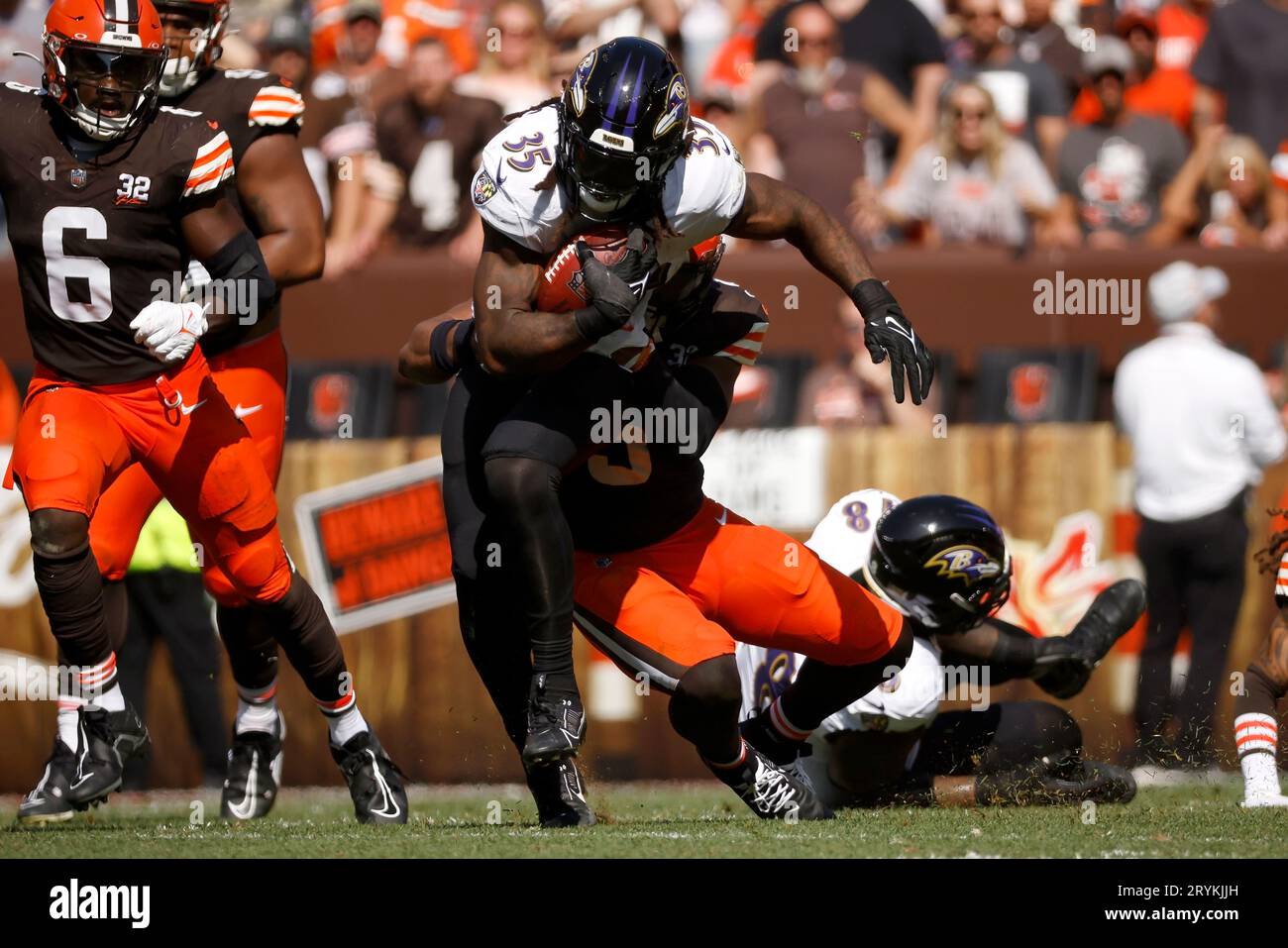 Cleveland Browns linebacker Anthony Walker Jr. (5) tackles Baltimore ...