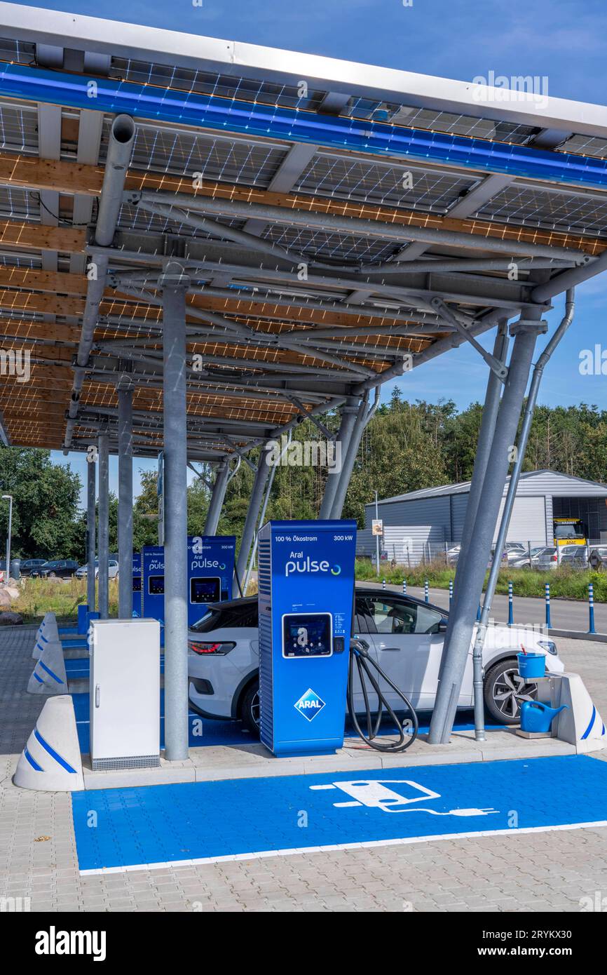 ARAL pulse E-Ladestation an der Autobahn A3, Anschlussstelle Rees, in ...