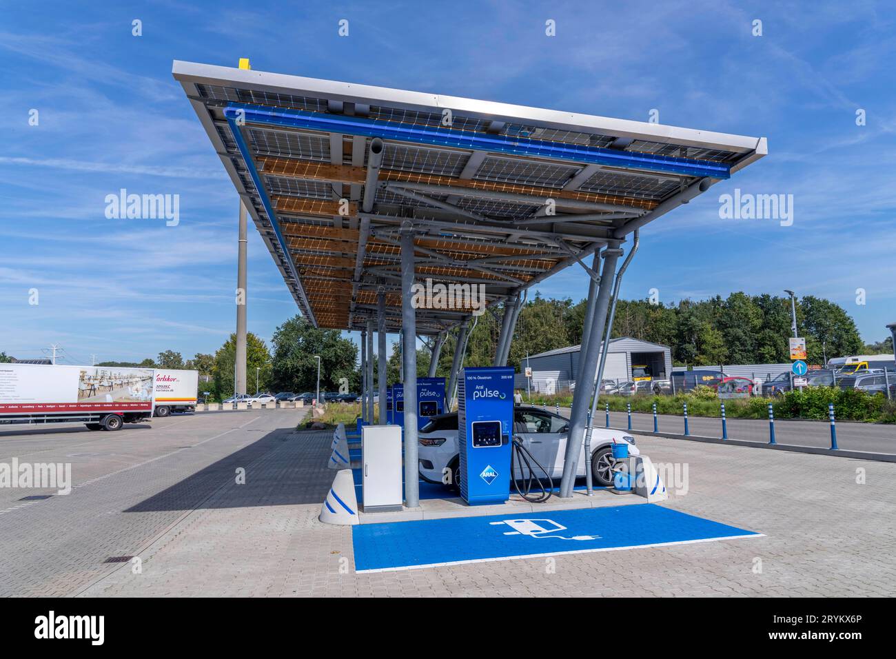 ARAL pulse E-Ladestation an der Autobahn A3, Anschlussstelle Rees, in ...