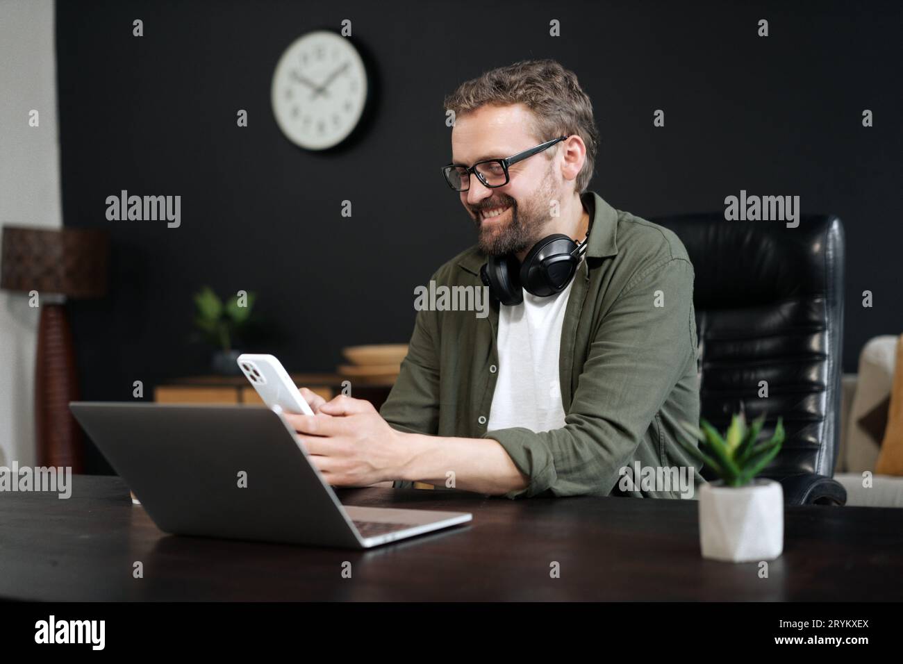 Workplace communication hi-res stock photography and images - Alamy