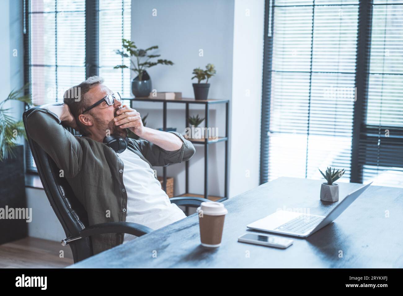 Bored office worker hi-res stock photography and images - Alamy