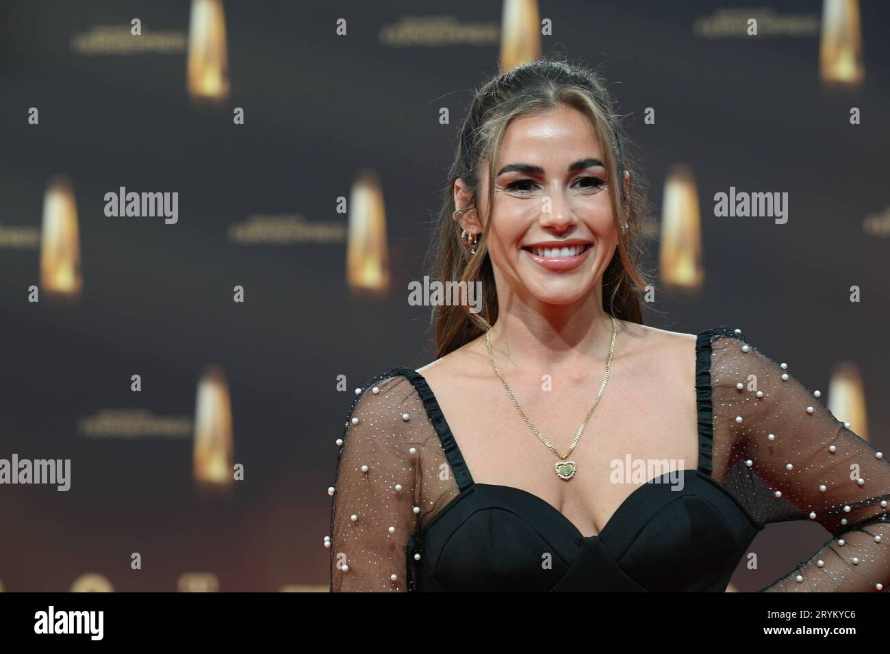 Sängerin Sarah Engels kommt zur Gala und Verleihung des Deutschen ...