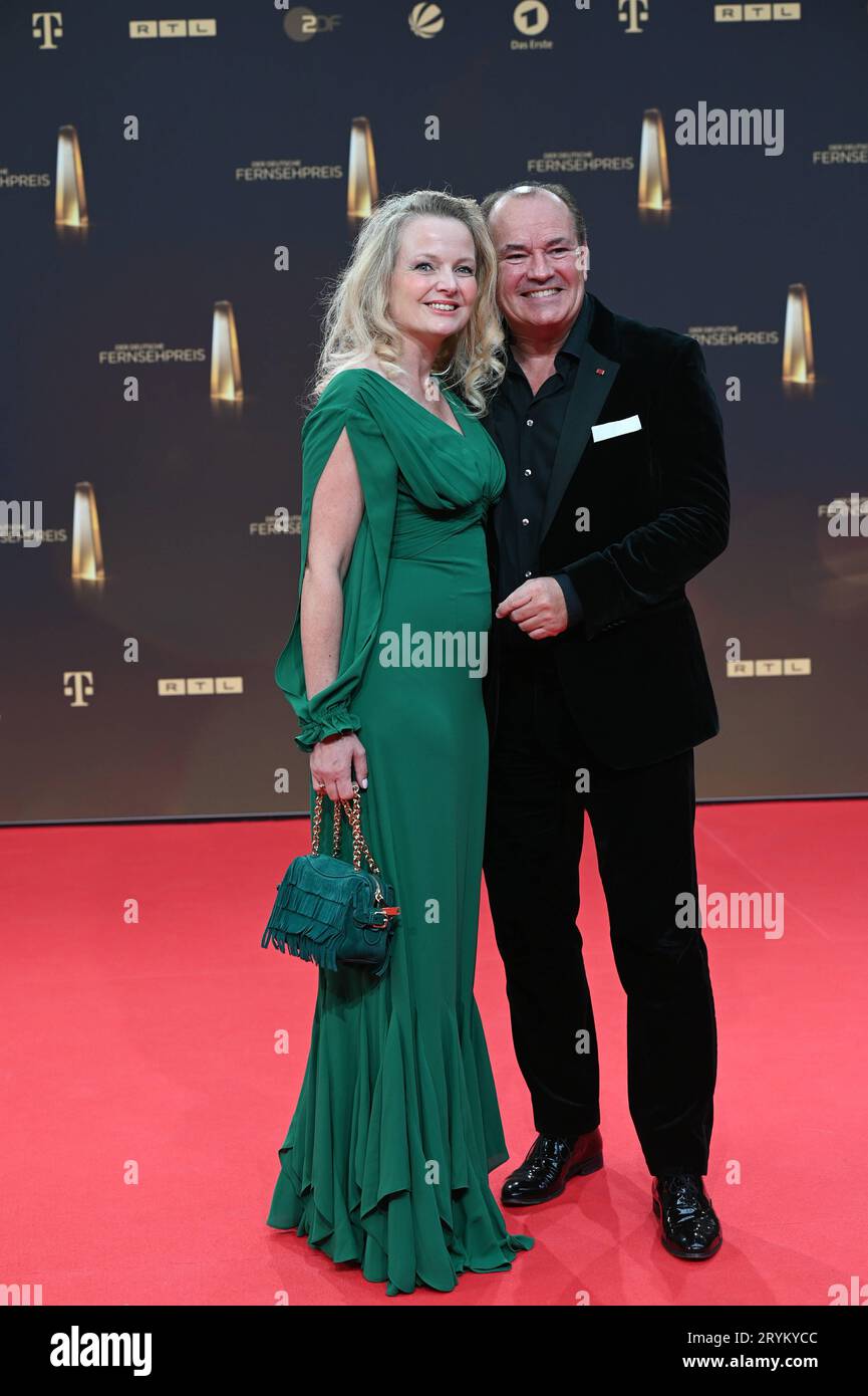 Moderator Wolfram Kons und Ehefrau Alexa Apermann kommt zur Gala und ...