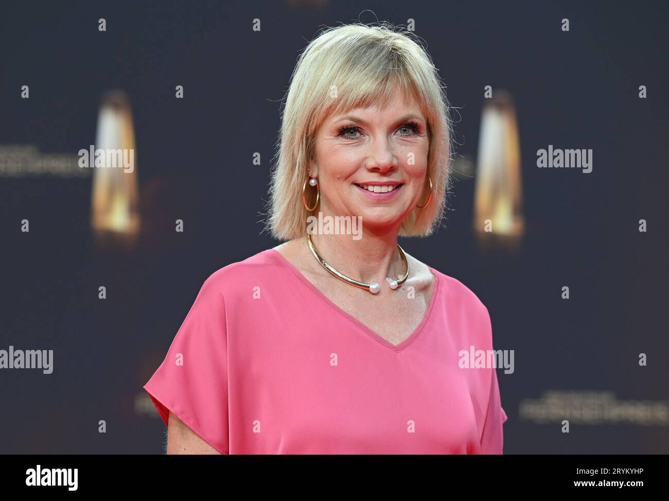 Moderatorin Ilka Essmüller kommt zur Gala und Verleihung des Deutschen ...