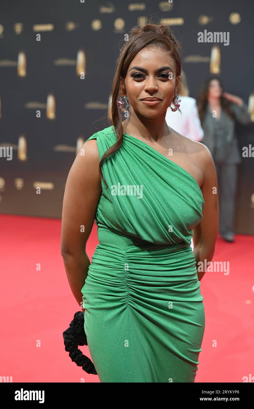 Moderatorin Aminata Belli kommt zur Gala und Verleihung des Deutschen ...