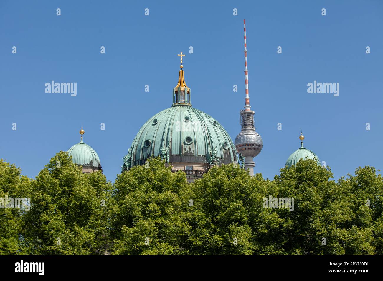 Berliner Fernsehturm (TV tower) behind the Berliner Dom (Cathedral ...