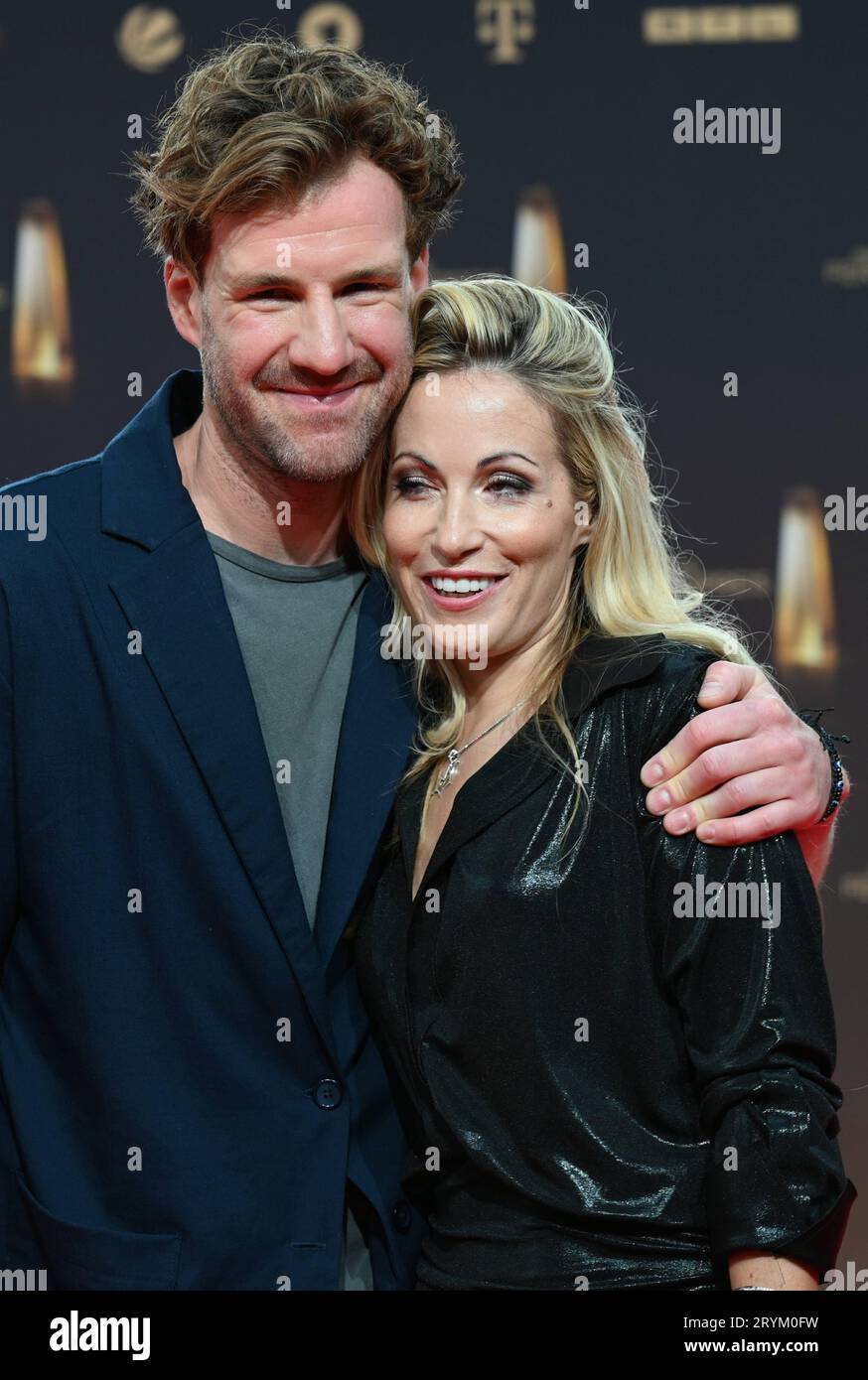 Schauspieler Luke Mockridge, Moderatorin Andrea Kaiser, l-r, kommt zur ...