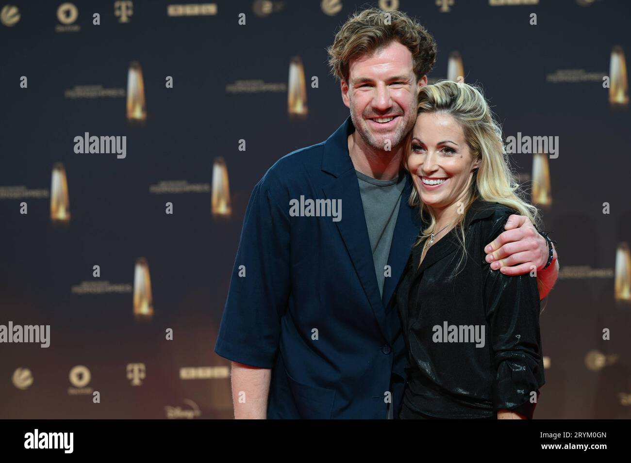 Schauspieler Luke Mockridge, Moderatorin Andrea Kaiser, l-r, kommt zur ...