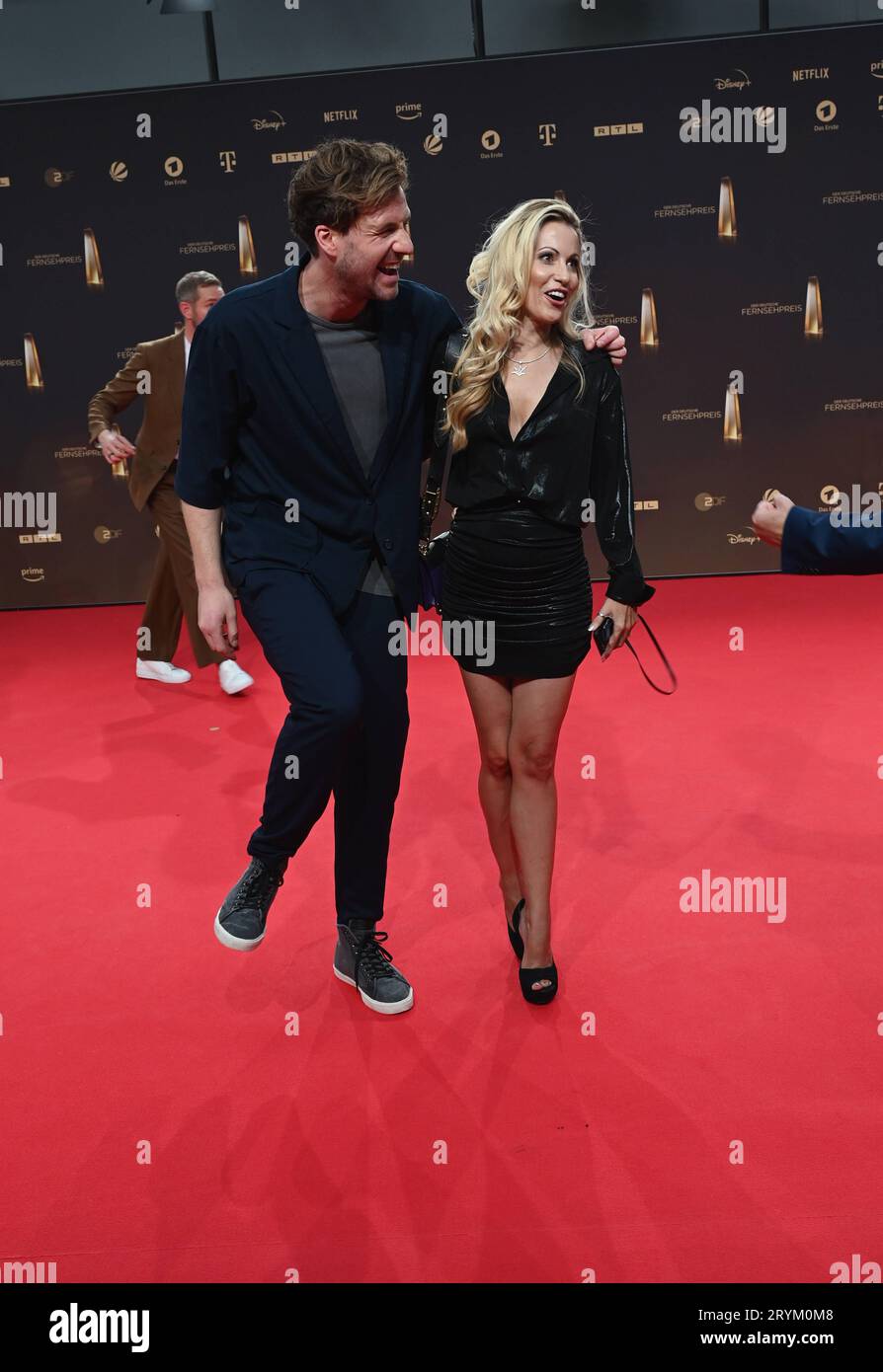 Schauspieler Luke Mockridge, Moderatorin Andrea Kaiser, l-r, kommt zur ...