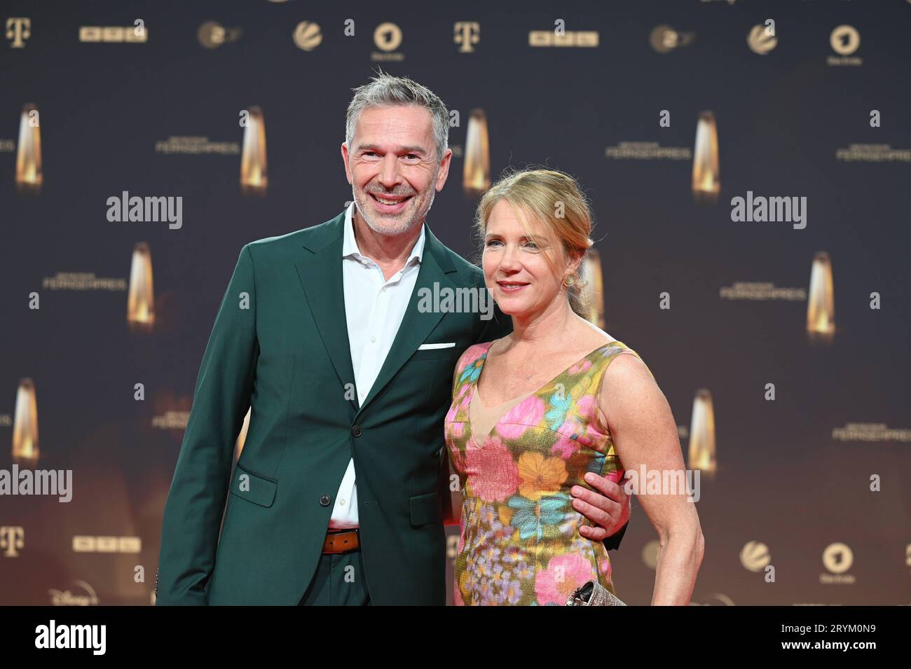 Moderator Dirk Steffens mit Ehefrau Ingrid Steffens kommt zur Gala und ...