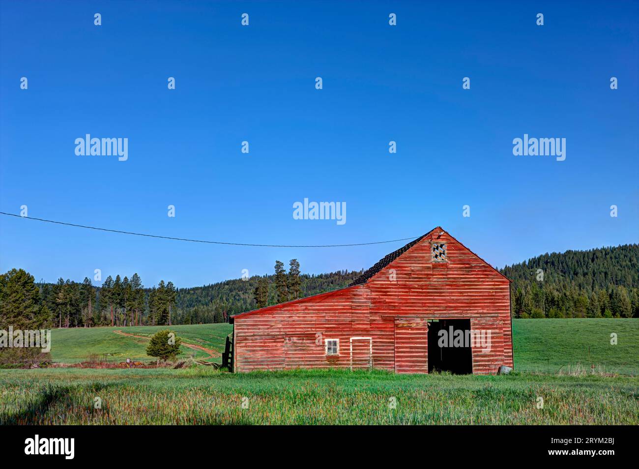 Green field red barn hi-res stock photography and images - Alamy