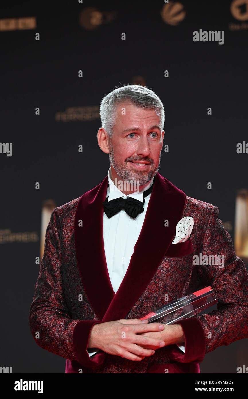 Moderator, Schauspieler und Komiker Sebastian Pufpaff mit seinem Preis ...