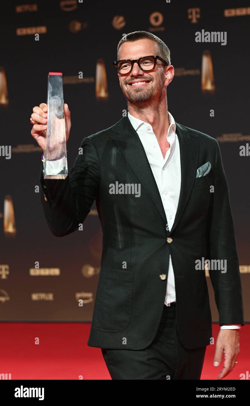 Moderator Joachim Joko Winterscheidt mit Preis bei Gala und Verleihung ...