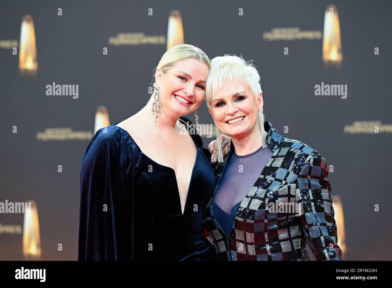 Schneiderin Katia Convents mit Tochter Catharina, Tochter von Let s ...