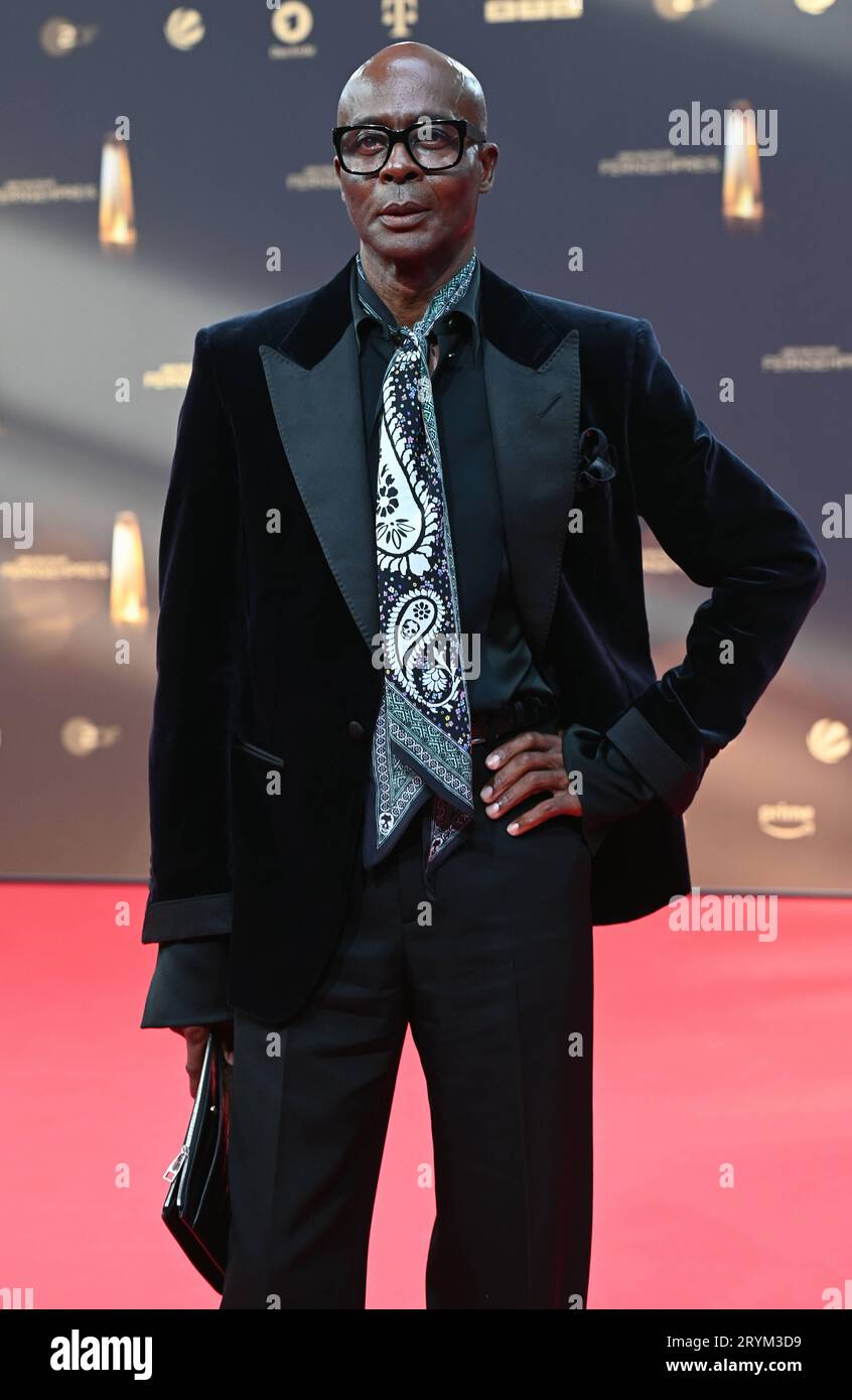 Moderator Choreograf Bruce Darnell kommt zur Gala und Verleihung des ...